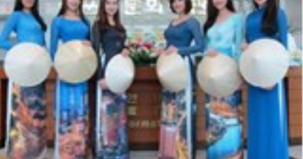 Vietnamese models pose for pictures in Busan