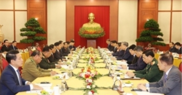Vietnamese, Lao top leaders co-chair high-level Party meeting in Hà Nội