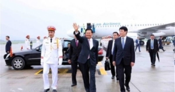 Lao top leader arrives in Hà Nội, beginning State visit to Việt Nam